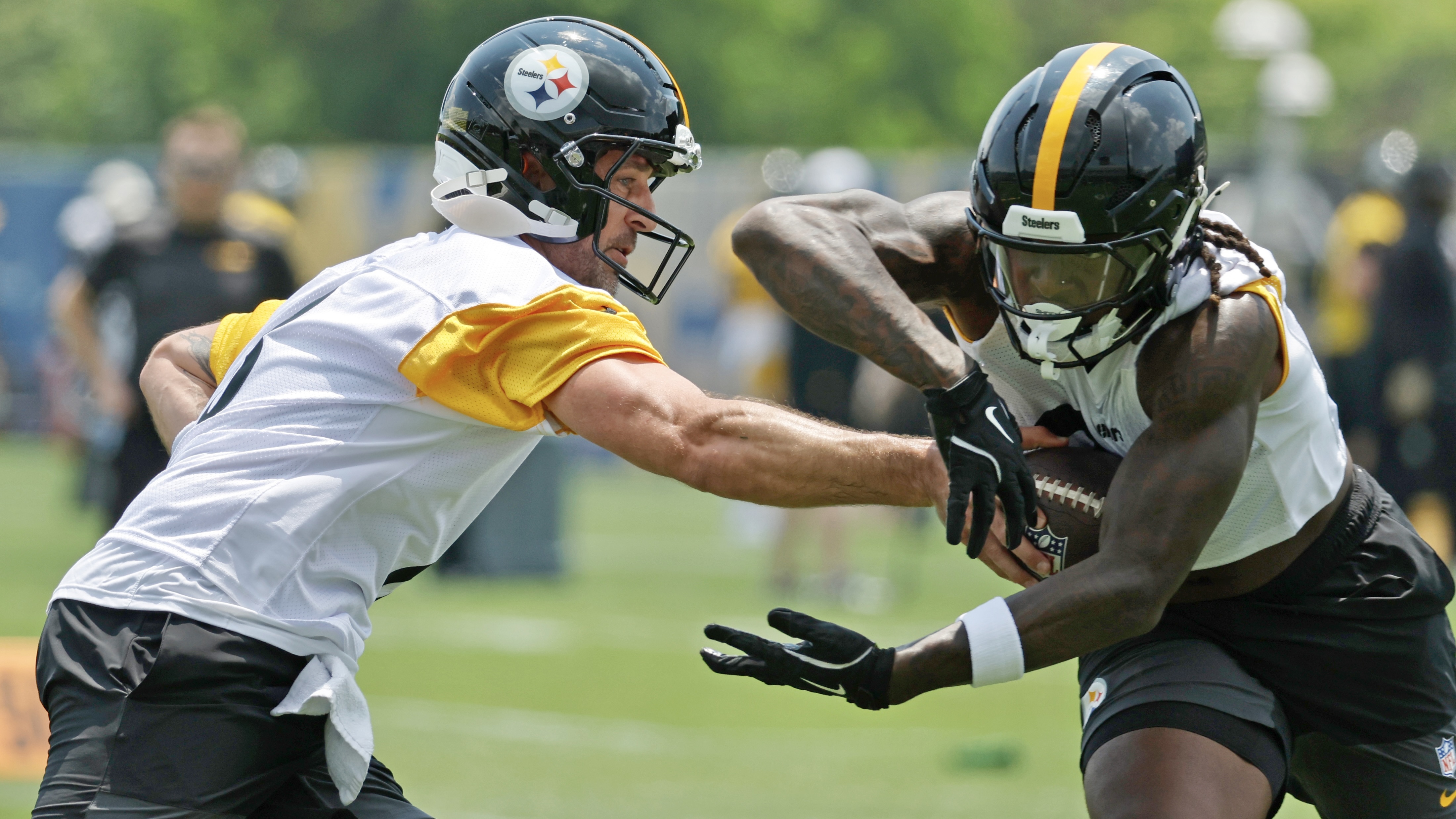 Aaron Rodgers is here, and he's 'all in' with Steelers
