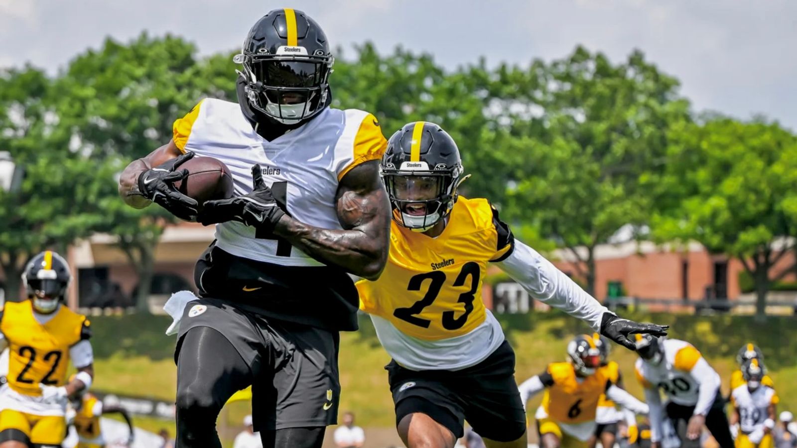 Aaron Rodgers passing the arm test in Steelers' training camp